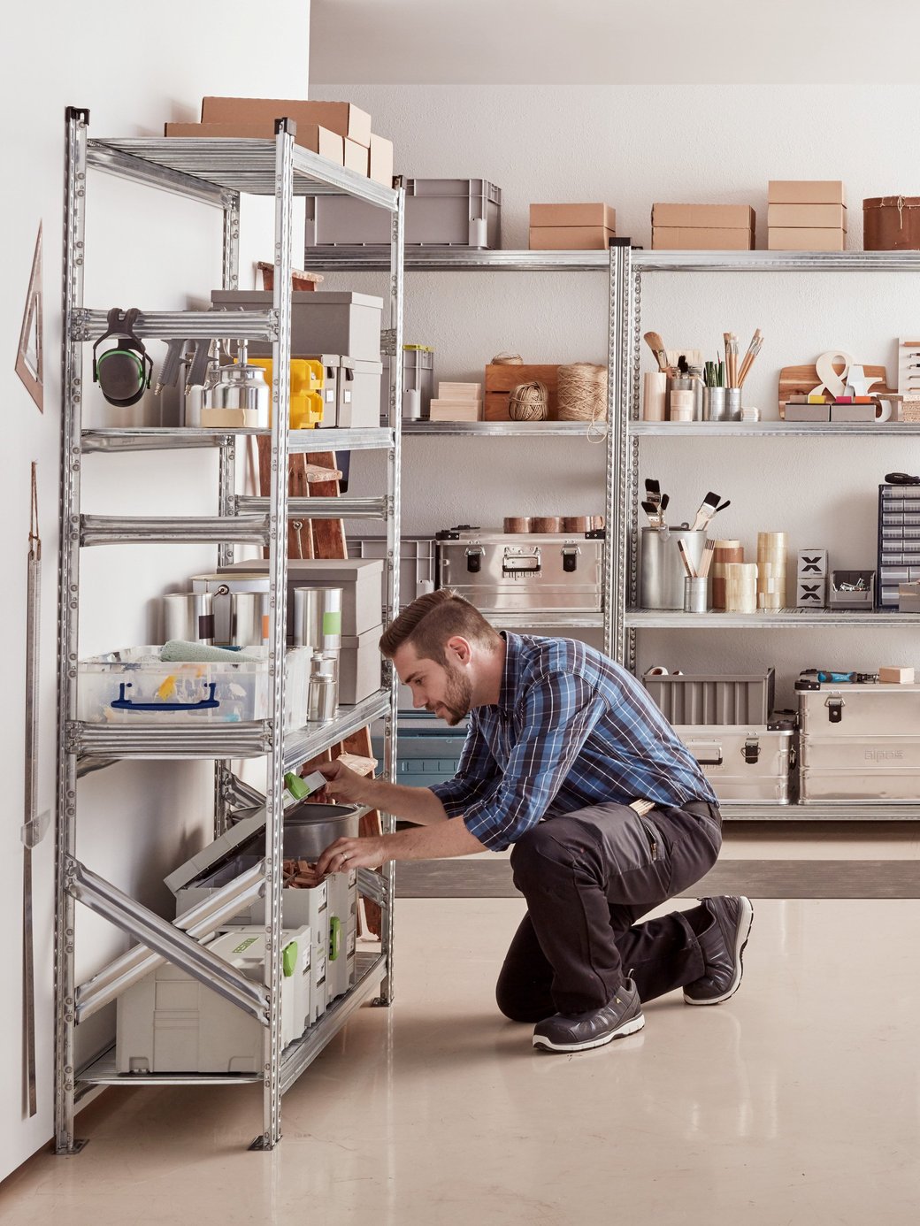 Velg riktig lagerhylle ved hjelp av vår guide | AJ Produkter