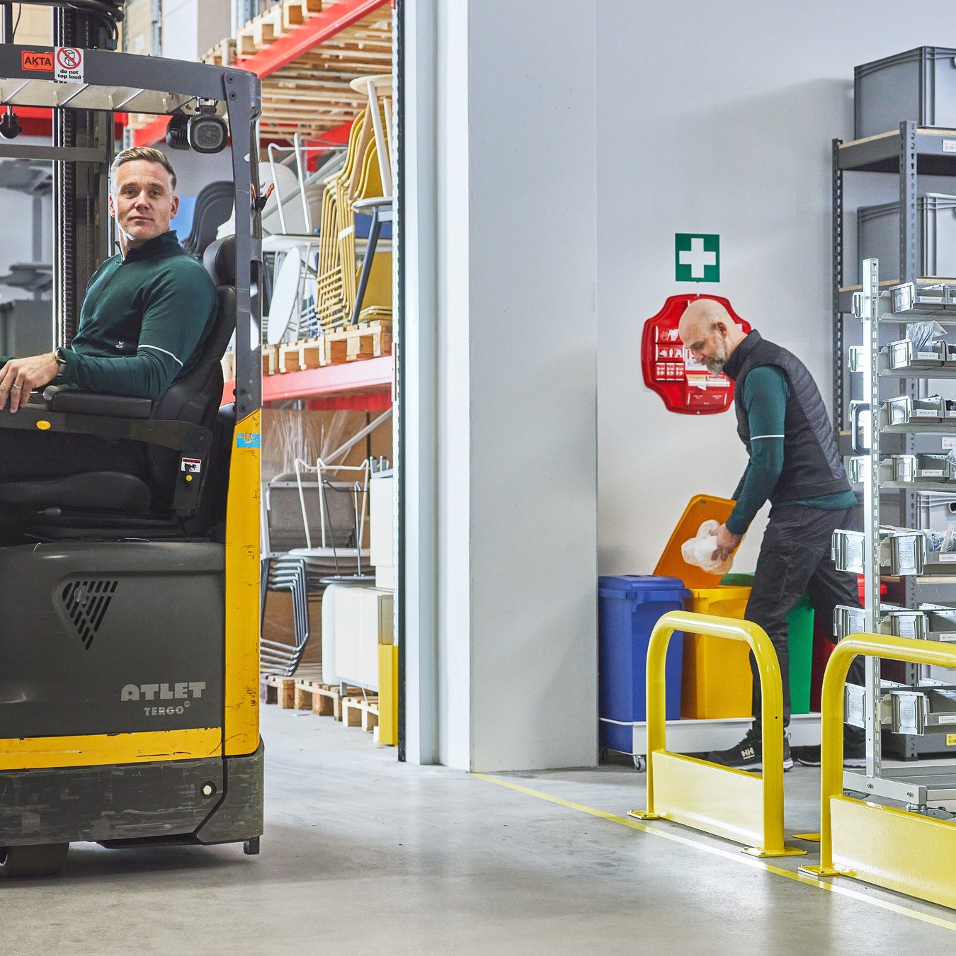 Säkra Industrimiljöer med skyltar och golvmarkeringar | AJ Produkter