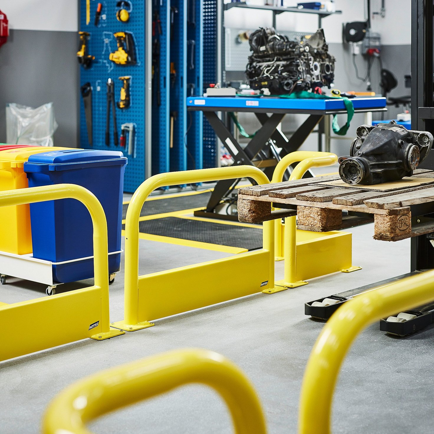 Traffic barrier, straight, L 1000 mm, yellow-black | AJ Products IE