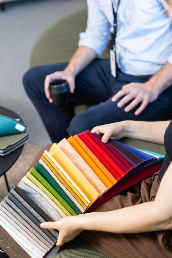 Naturlige farger for økt trivsel og samspill på kontoret | AJ Produkter