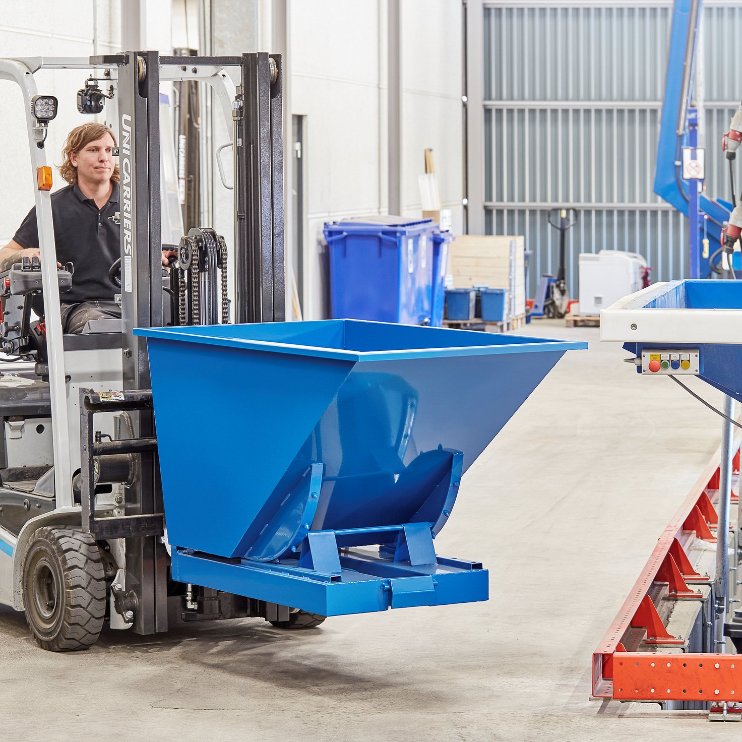 Auto self tipping skip AZURE, 1525x865x870 mm, 600 L, blue | AJ Products