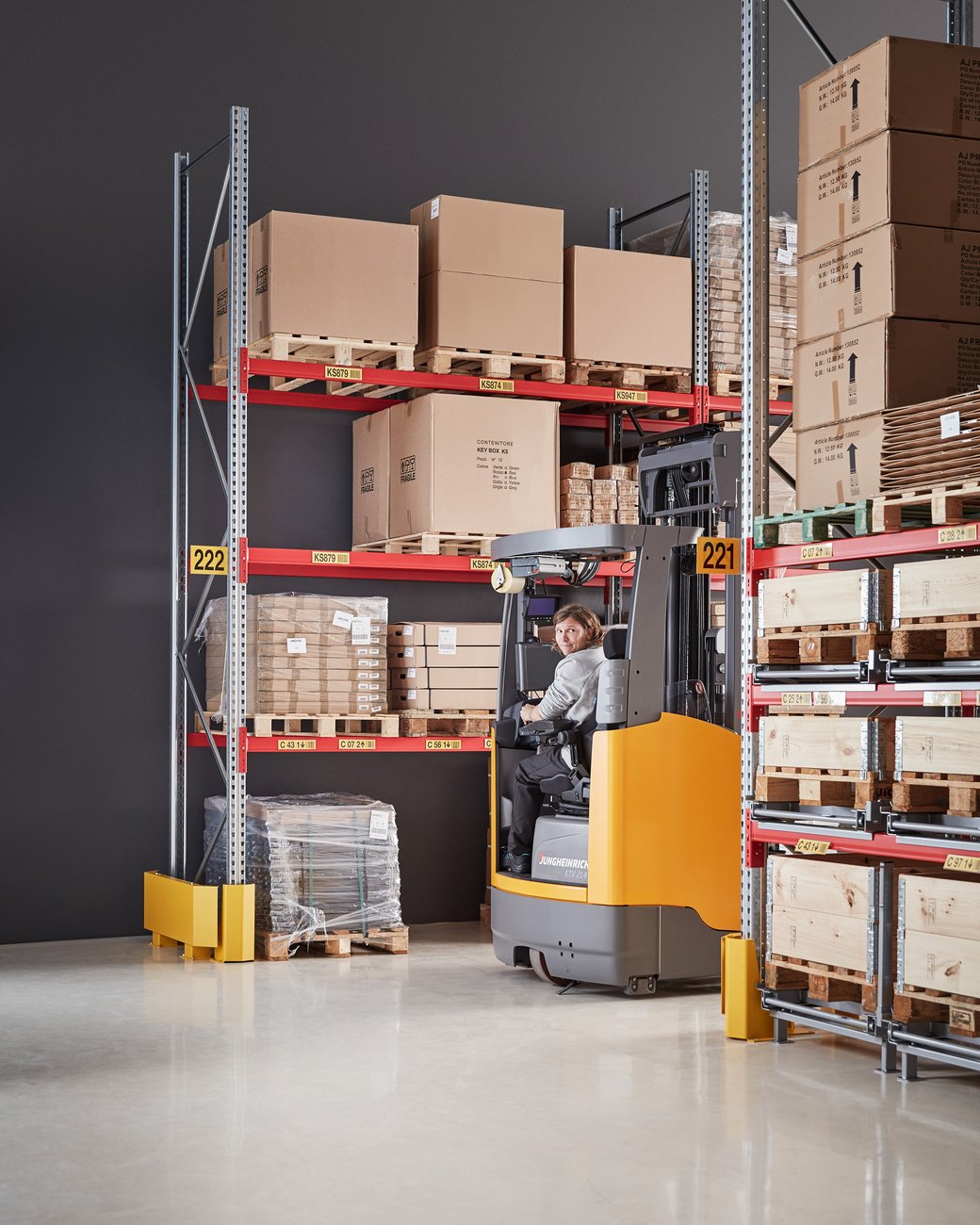 How to choose a warehouse pallet racking system? | AJ Products