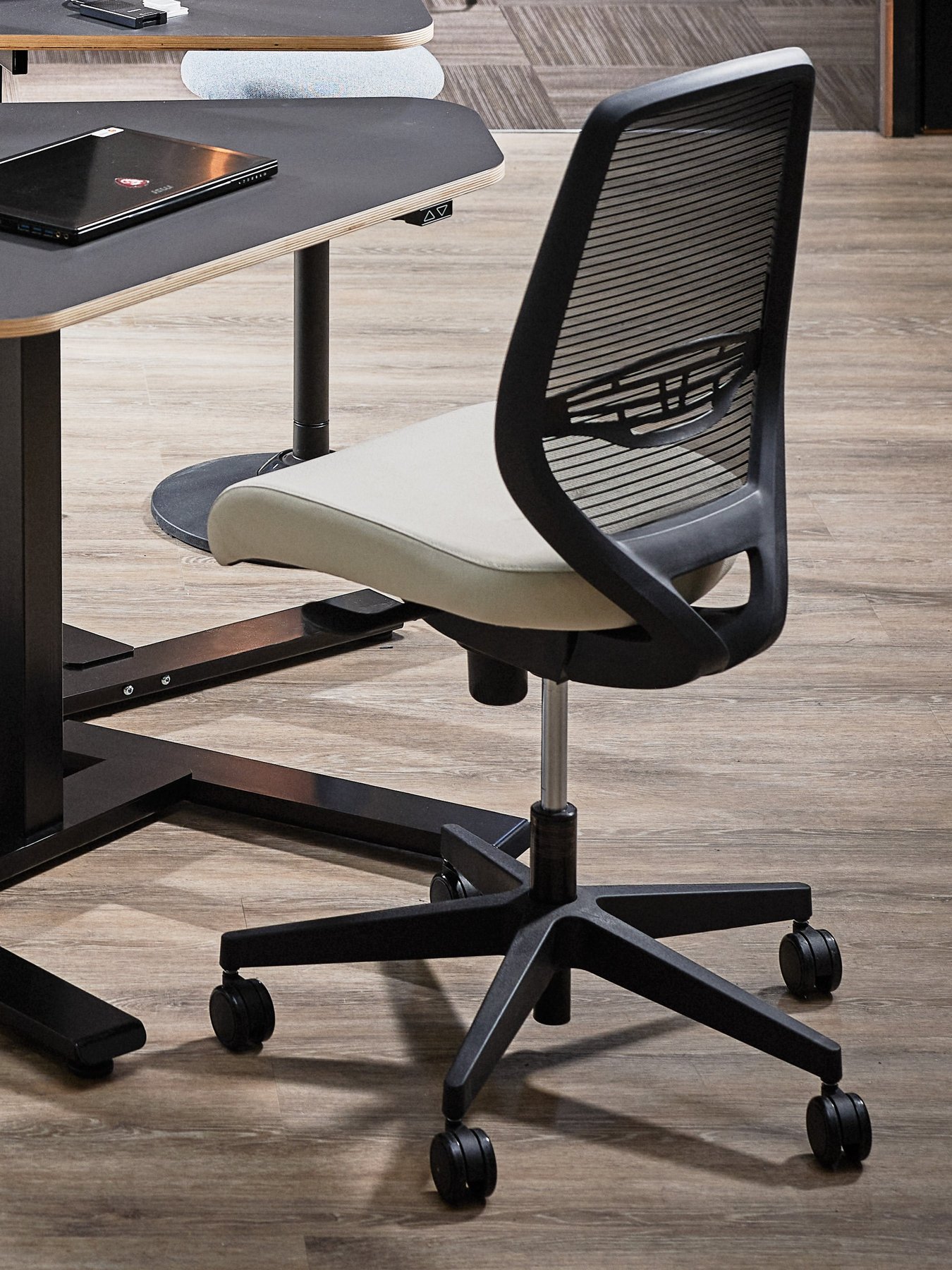 5 things to consider when choosing an office chair | AJ Products